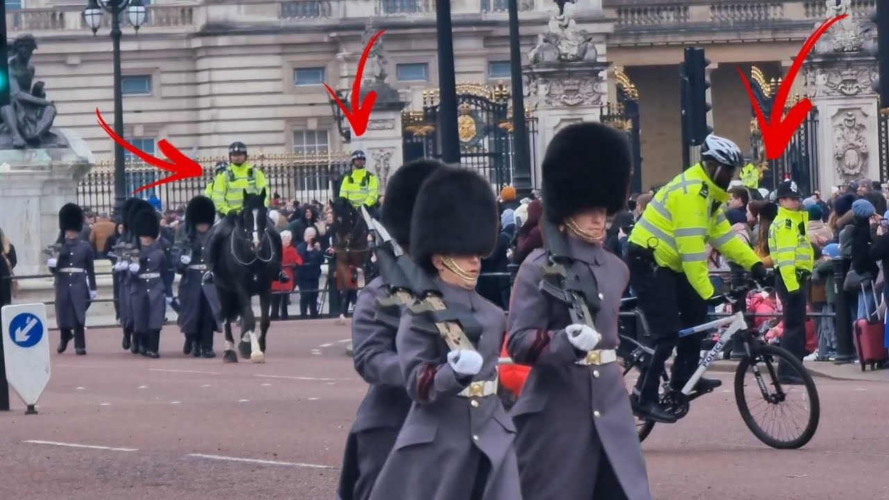 London Police Guarding King's Guard - YouTube