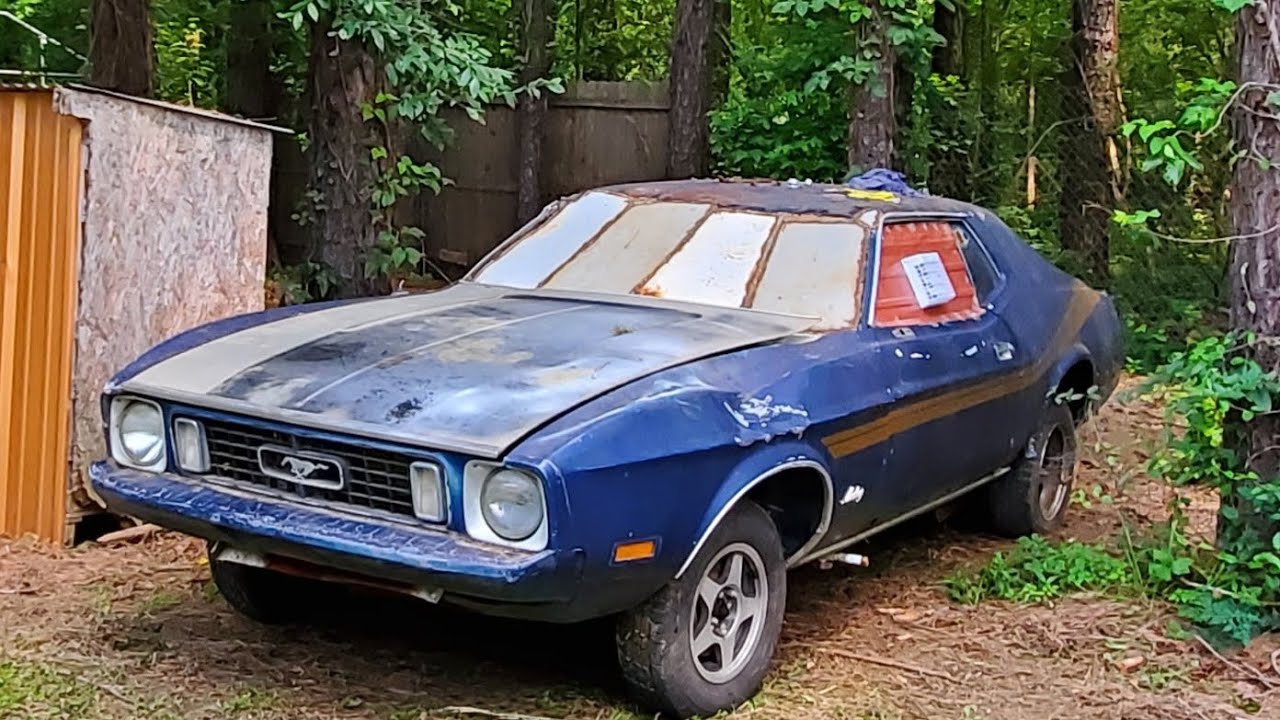 Mustang Chicken Coupe Walkthrough/Plans - YouTube