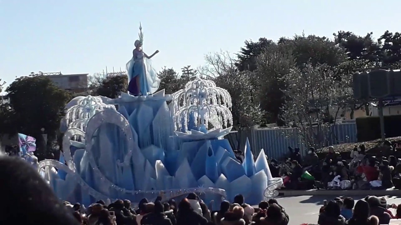 The Frozen parade while we're freezing... - YouTube