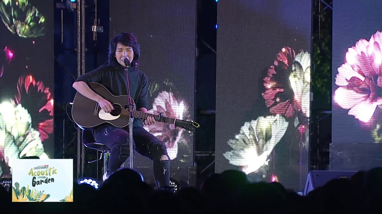 ระหว่างที่รอเขา - Cover Night Live : ACOUSTIC GARDEN - YouTube