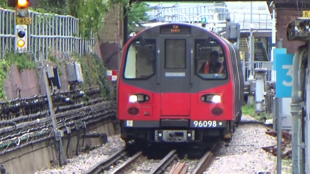 London Underground 1996 Stock 96098 and 96097 on the South Ealing Test ...