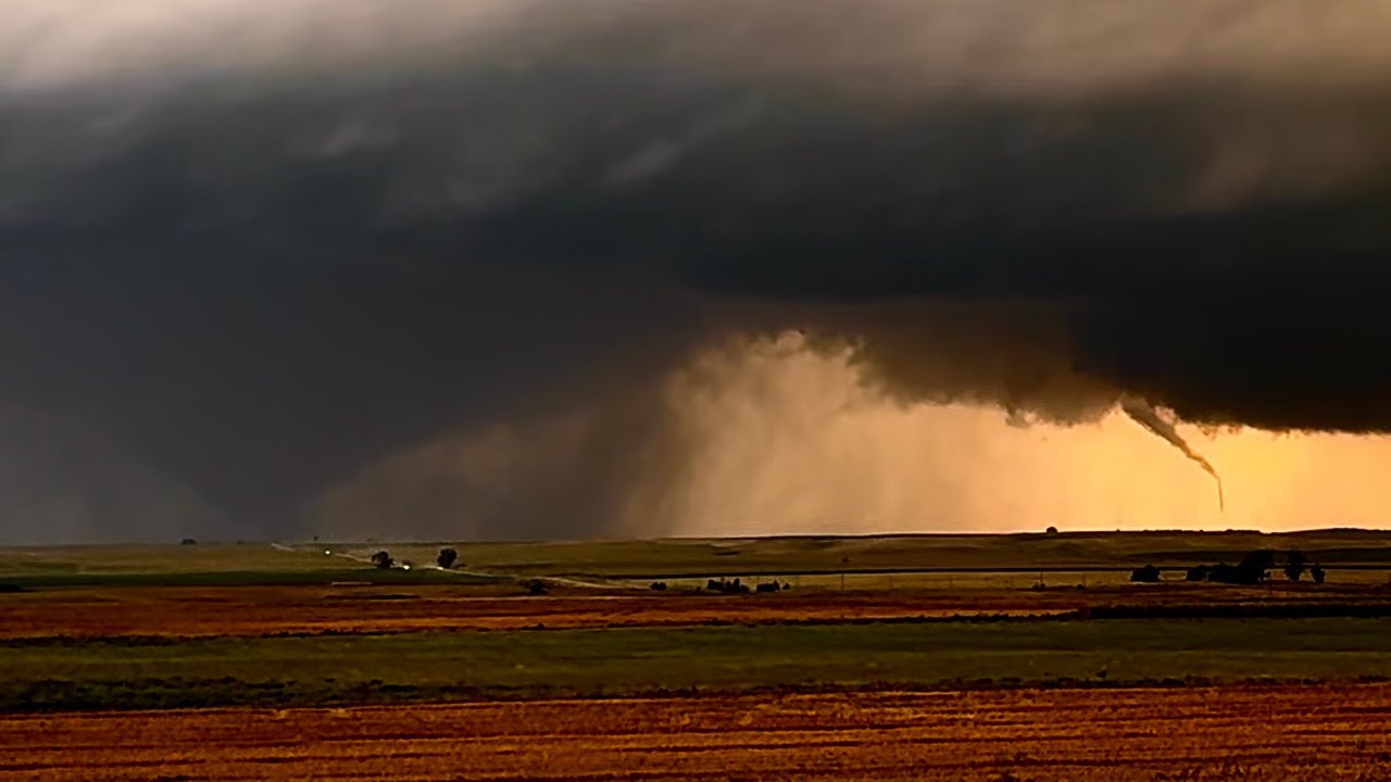 TWO TORNADOS ON THE GROUND AT SAME TIME - Twin Tornados Near Mound City ...