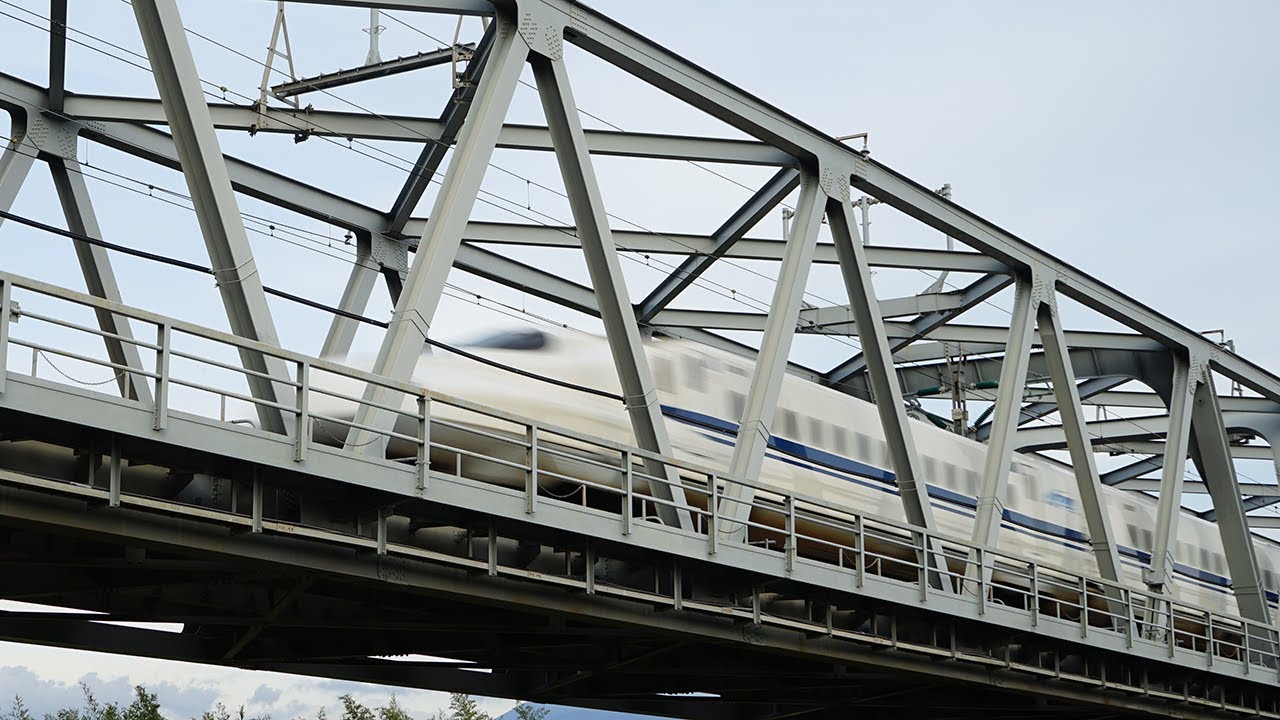 鉄橋を渡る新幹線/Shinkansen running over the bridge - YouTube