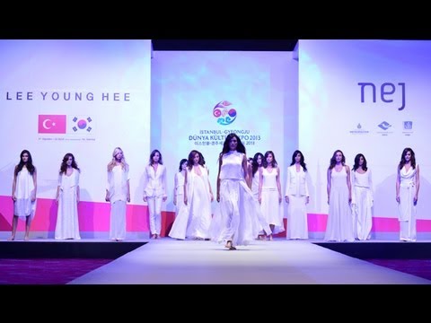 TÜRKİYE -- KORE MODA ŞOVDA NEJ VE YOUNG HEE LEE DEFİLESİ NEFES KESTİ!...