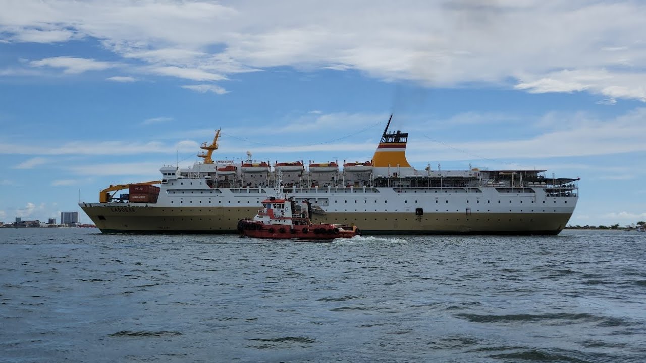 Motor Pandu / Pilot Boat Makassar, Pandu KM. Labobar melewati Pintu ...