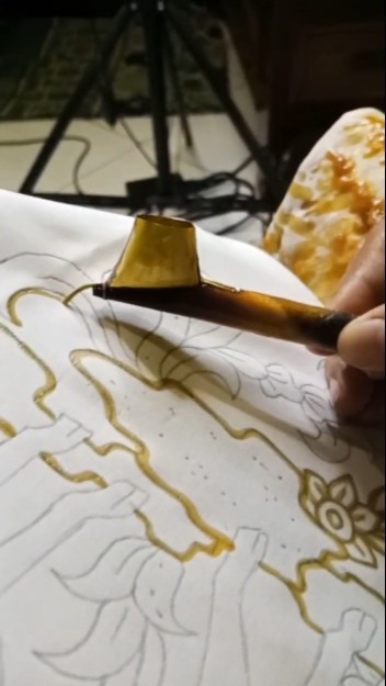 Teknik mencanting batik tulis #art #batikindonesia - YouTube