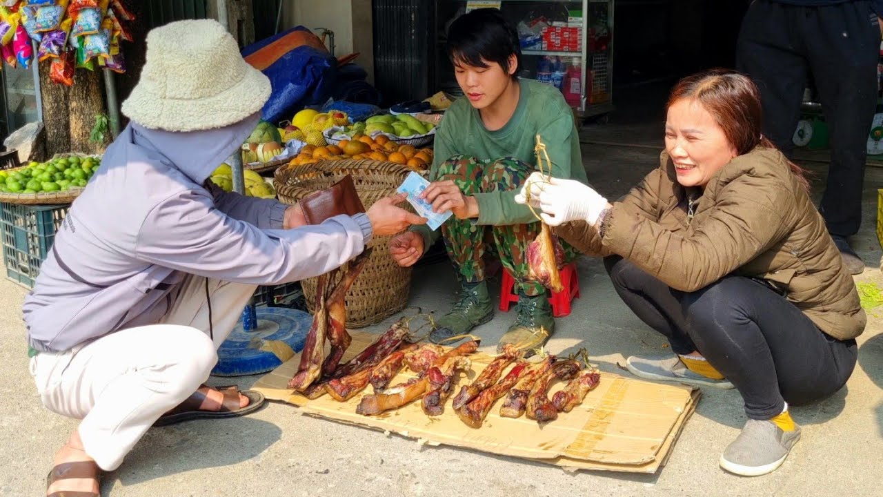 Survival, the process of making smoked wild boar meat. go to the market ...