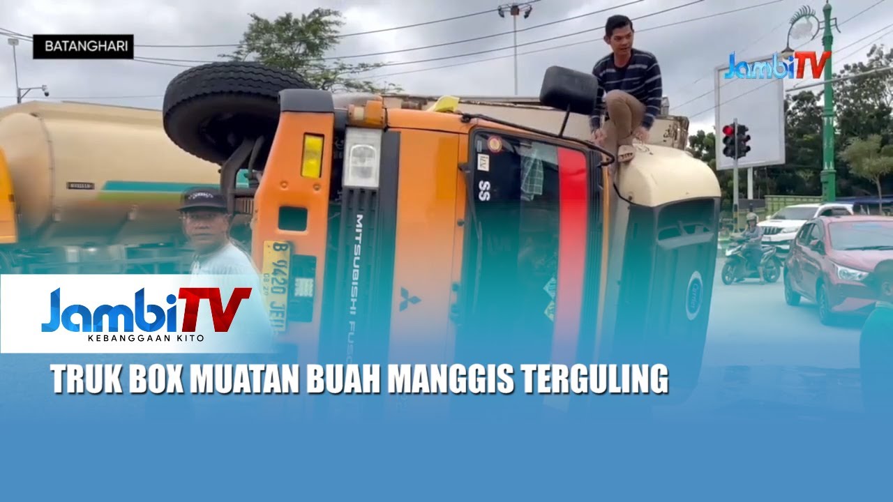 KECELAKAAN TUNGGAL DI MUARA BULIAN || TRUK BOX MUATAN BUAH MANGGIS TERGULING - YouTube