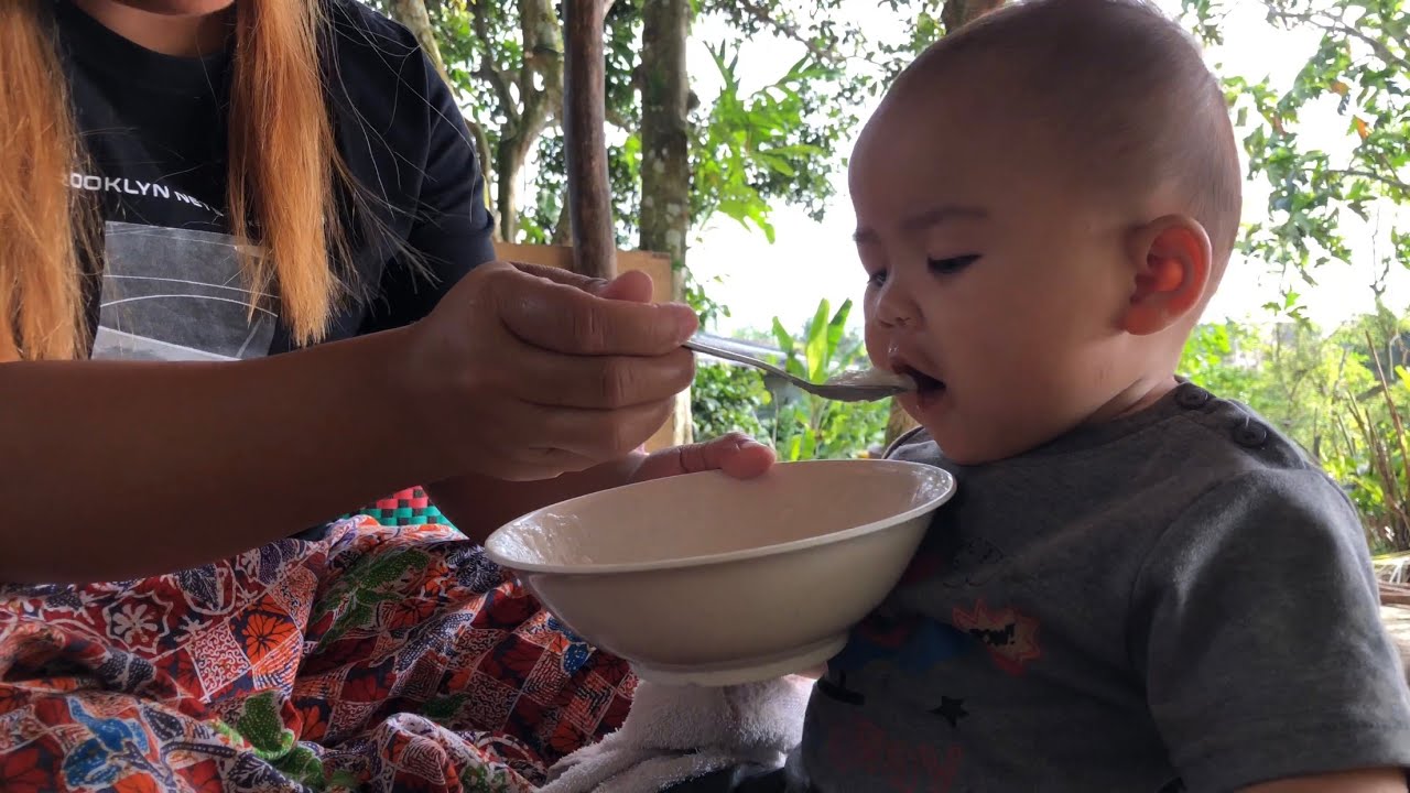 Baby Sika Duduk Diam Makan Bubur Katak. - YouTube