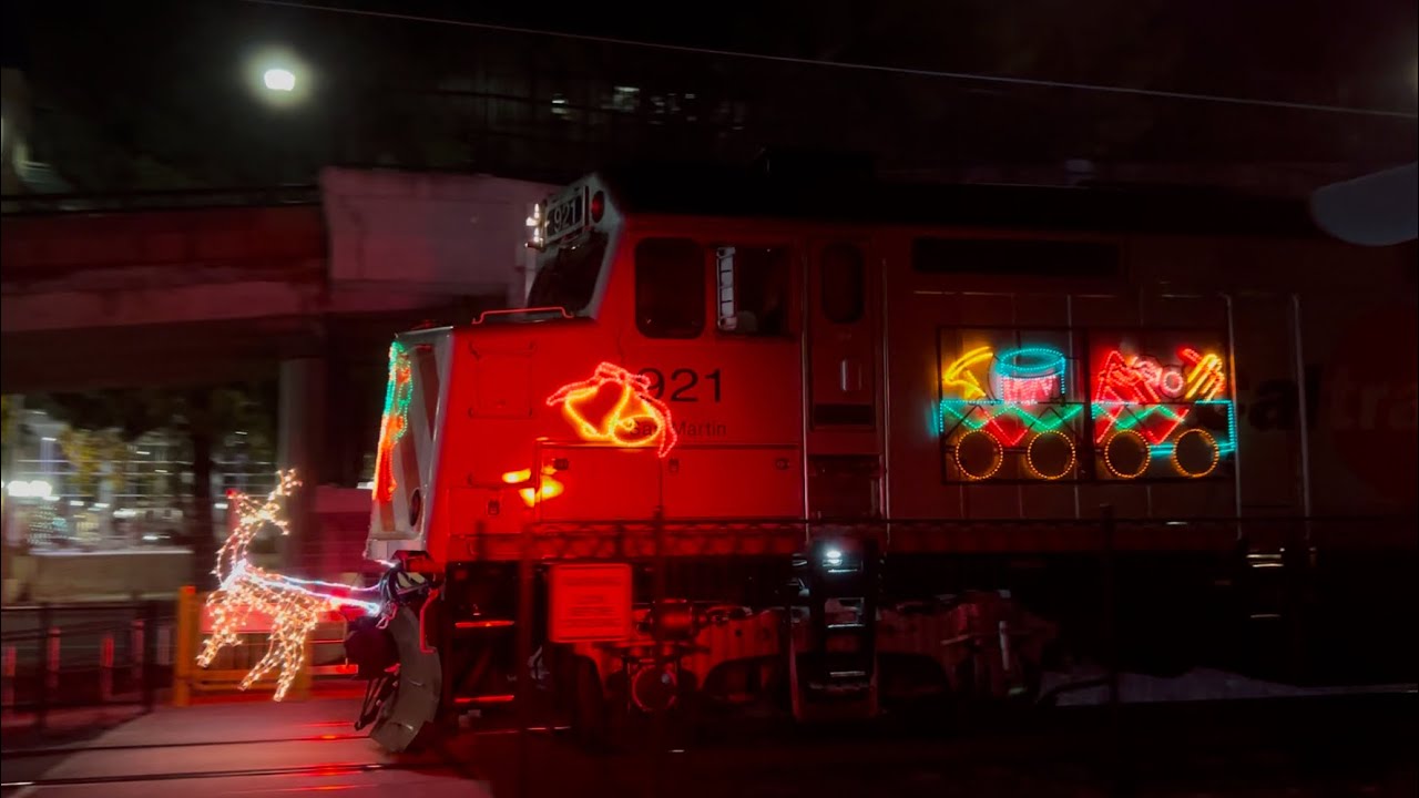 Caltrain Holiday Train 2024 with F40PH-3C 921 Arriving at Sunnyvale ...