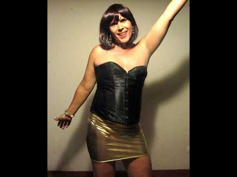 Hot Crossdresser shiny miniskirt high heels / Sensual Chica Trans minifalda dorada tacones stiletto