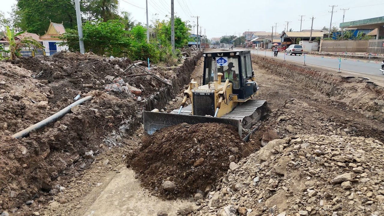 Expert Operator Clutter Rocky Soil Making Road Foundation & Dozer CAT ...
