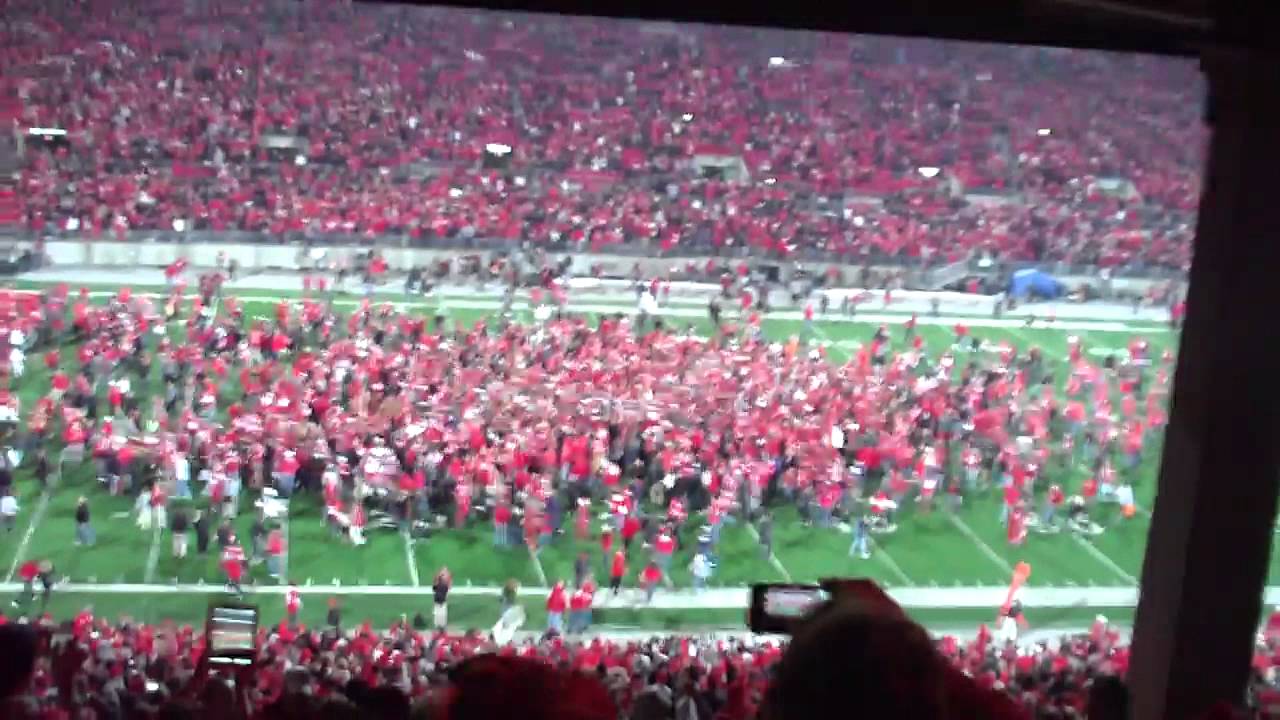 Ohio State Students rushing the field after beating Wisconsin 10-29 ...