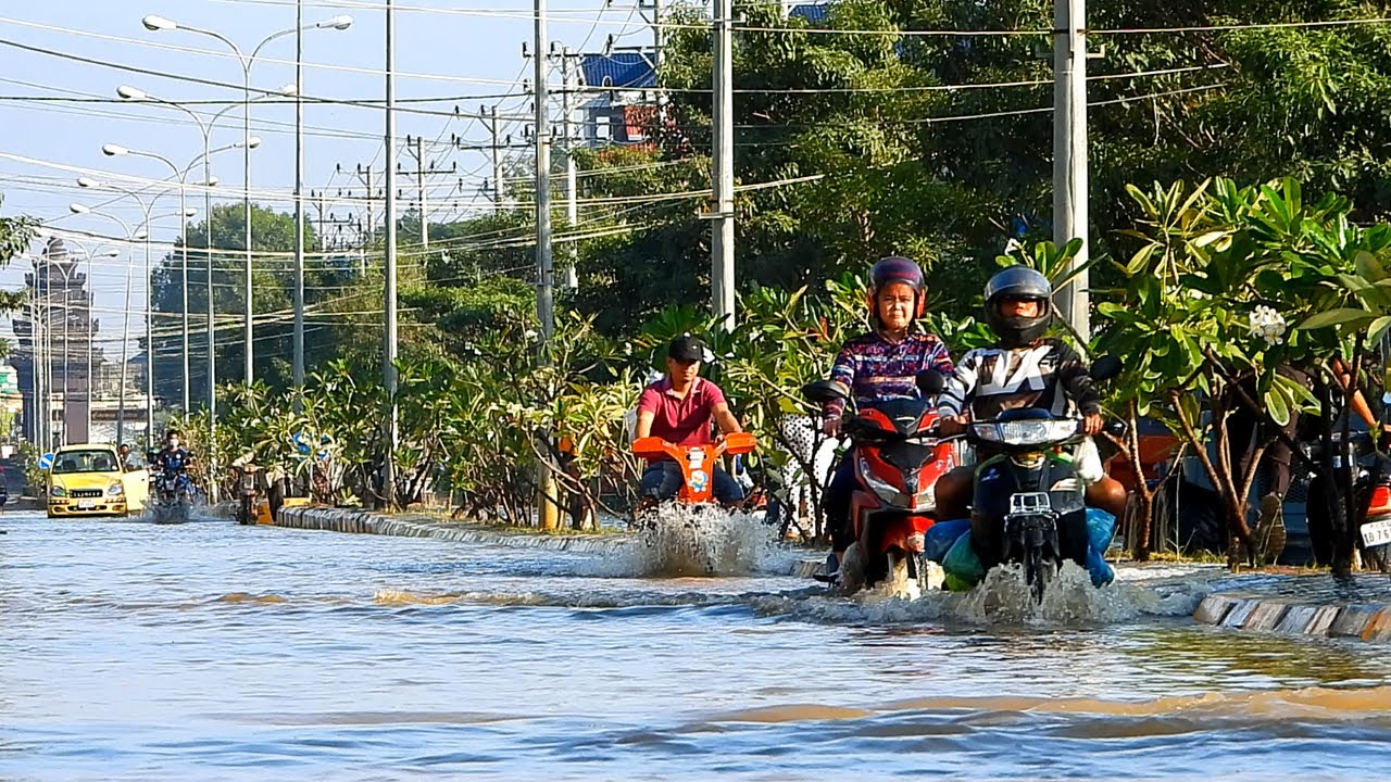 Flood On Street Road After Heavy Rain Last Night - YouTube