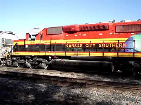 KCSM GP38-2 2051 y SD22ECO 2651 con otro patiero... - YouTube