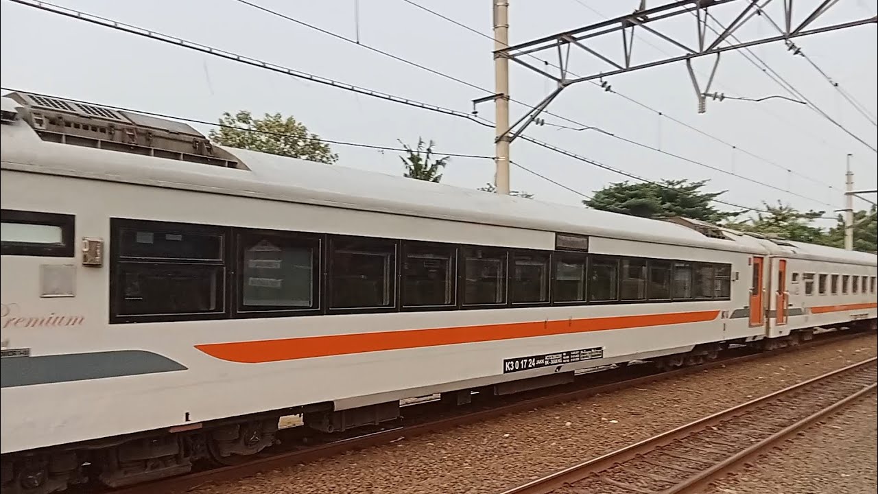 Moment Unik Kereta Api Bangunkarta Membawa Kelas Ekonomi Premium Di ...