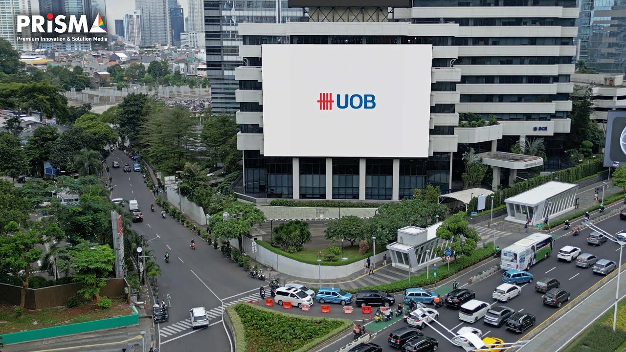 UOB - OOH Campaign by Prisma Advertising - YouTube