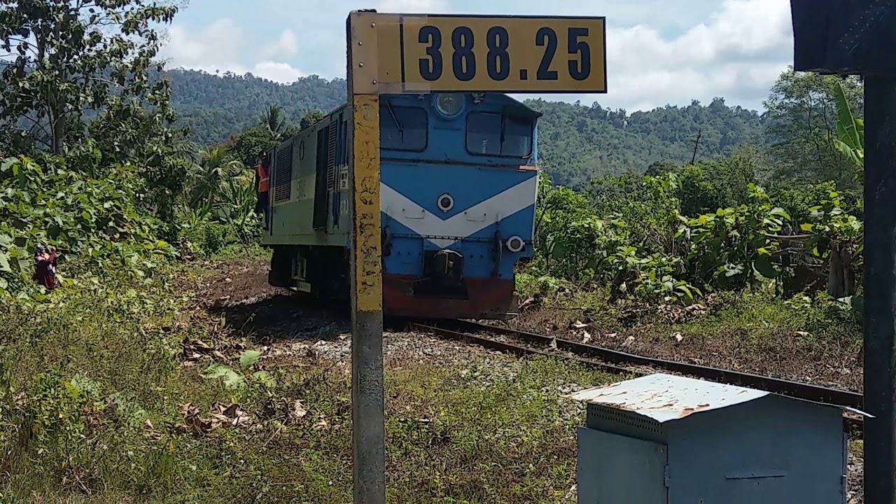 Ex- KTMB 22 Class at Dabong Station - YouTube