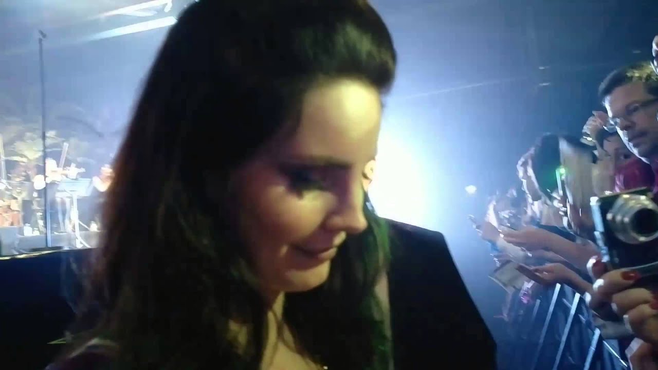 Lana Del Rey with Fans in München (Munich) 25th April (HD) High Quality ...
