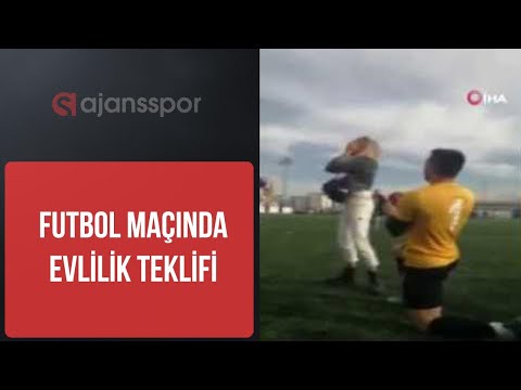 Yeşil sahada evlilik teklifi.. Tribünler coştu..