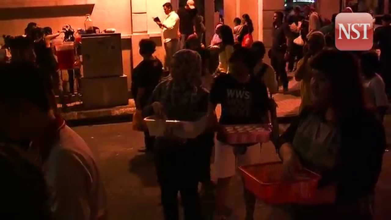 Soup Kitchen feeding the homeless - YouTube