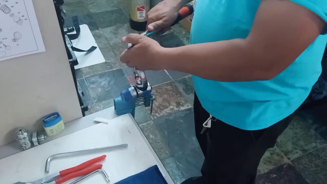 Tightening yoke retainer with torque - YouTube