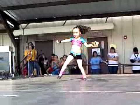 Kiana rendon danceing single lades - YouTube