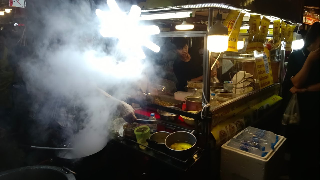 🇹🇭Chef cooking street food at night in Bangkok - YouTube