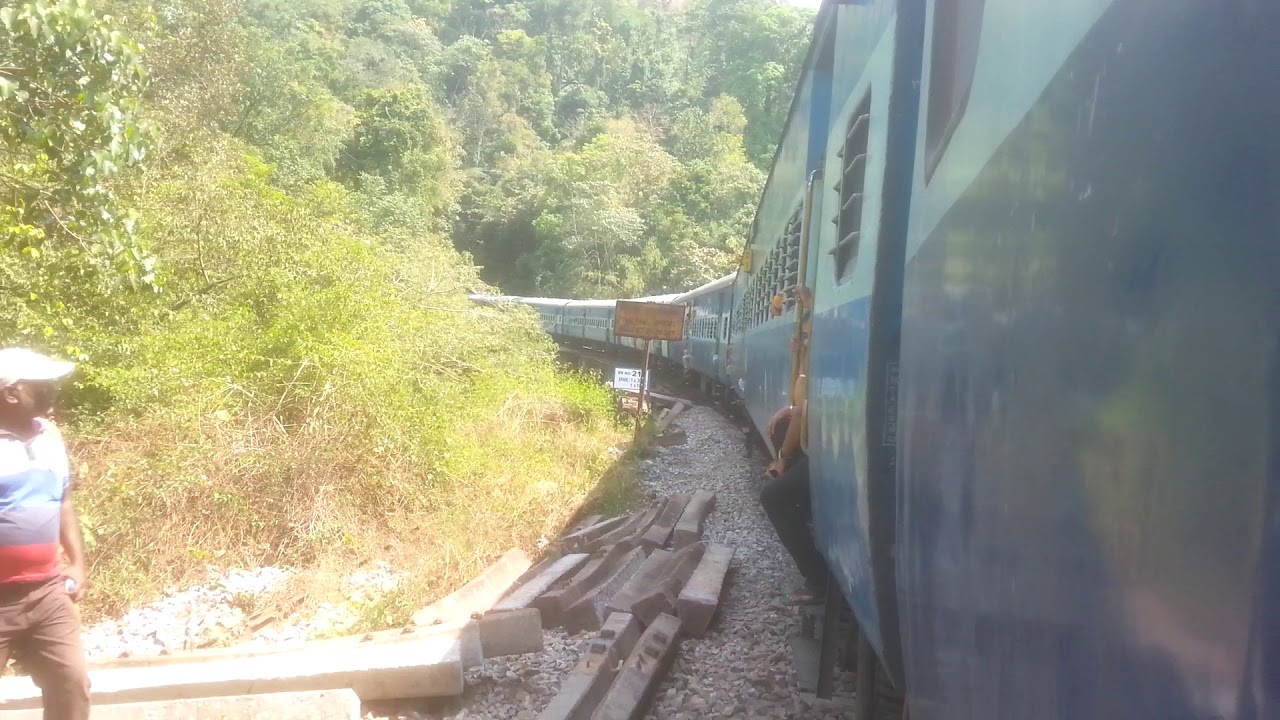 16515-YPR Karwar Express at Sakleshpura ghat - YouTube