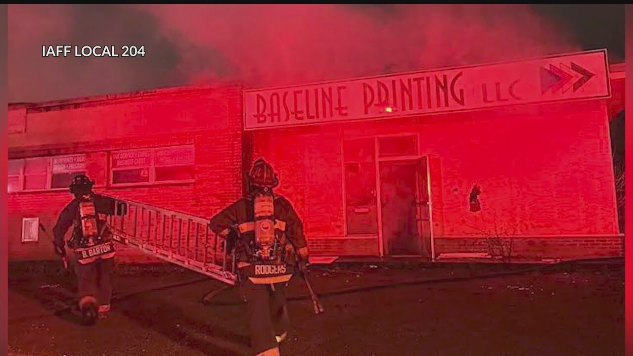 Warren building on 'dangerous buildings' list catches fire - YouTube