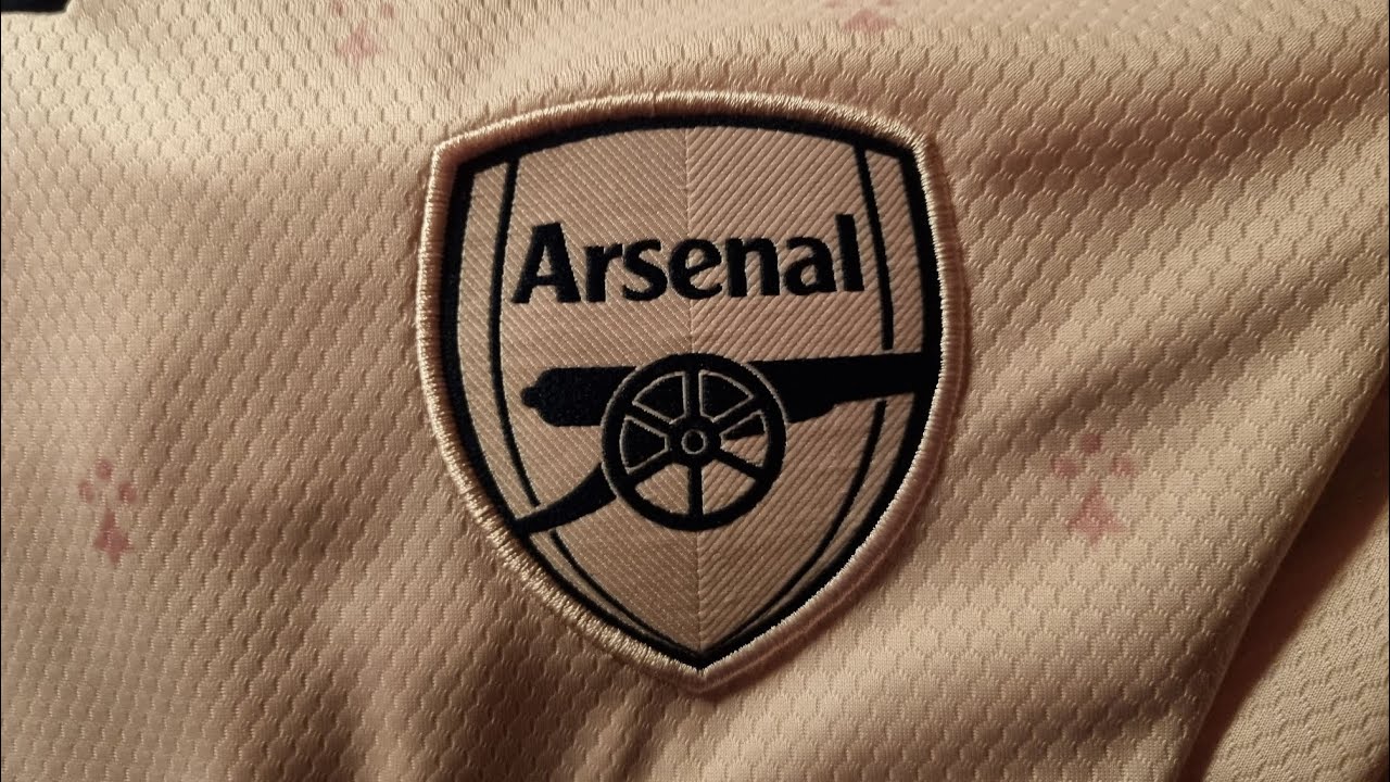 Arsenal Badges Close Up - YouTube