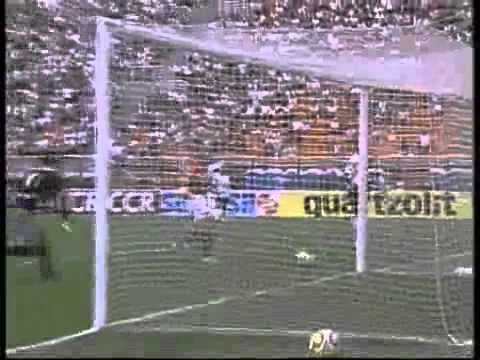 Roberto Carlos bate escanteio de trivela e faz golaço olímpico