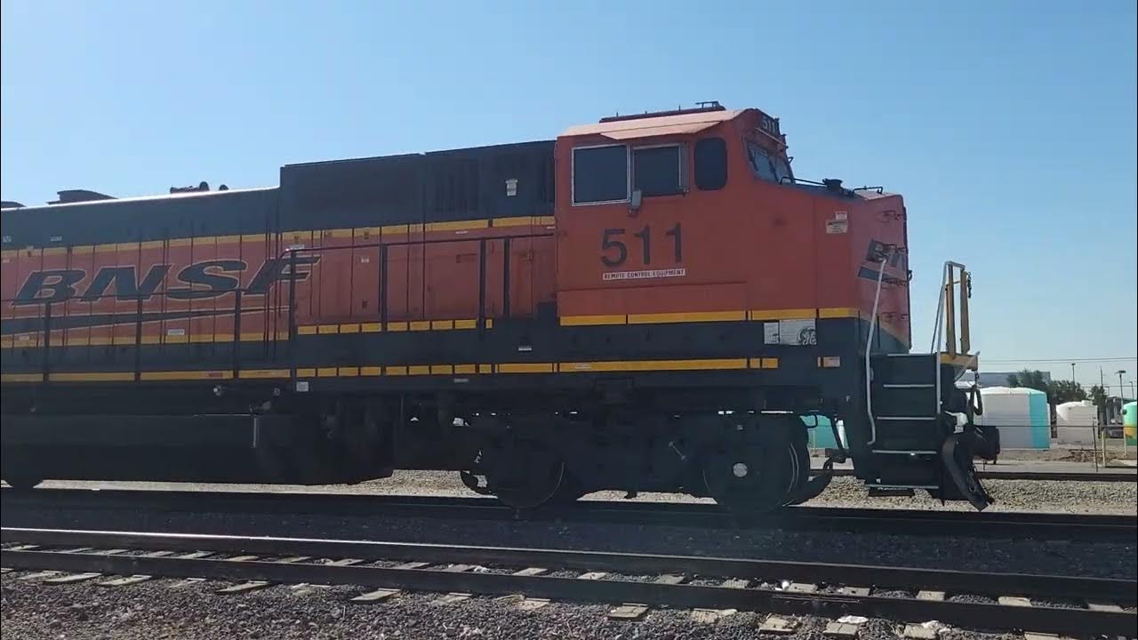 BNSF yard switcher 511 - YouTube