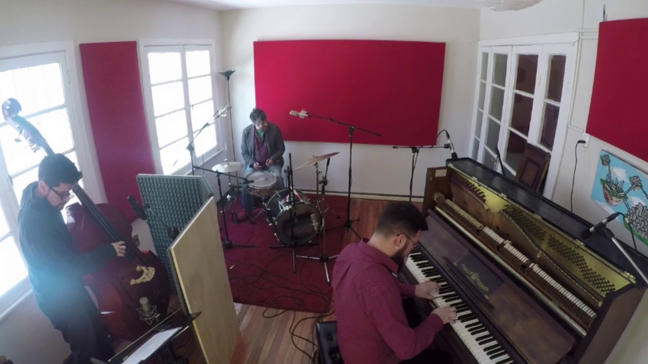 Cristóbal Massis Trío - I Should Care - YouTube
