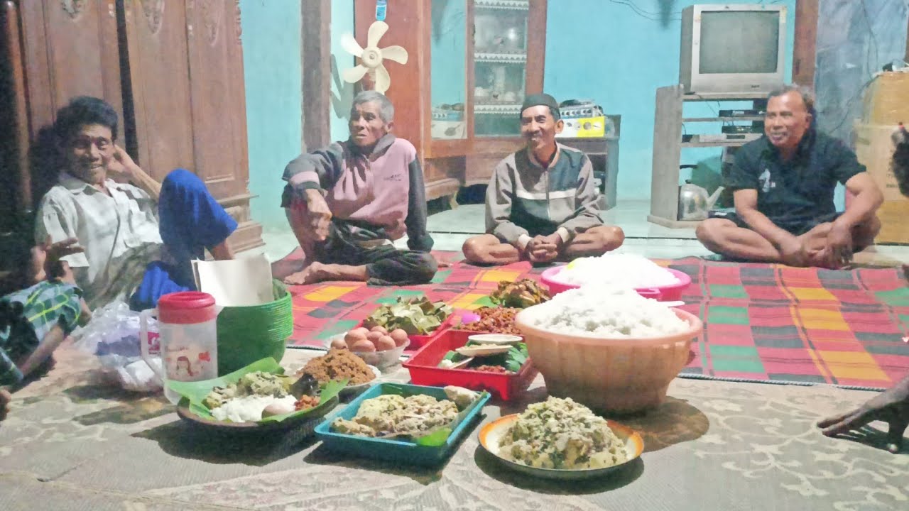tradisi Jawa, genduren selapanan bayi banyak makan makanan desa - YouTube
