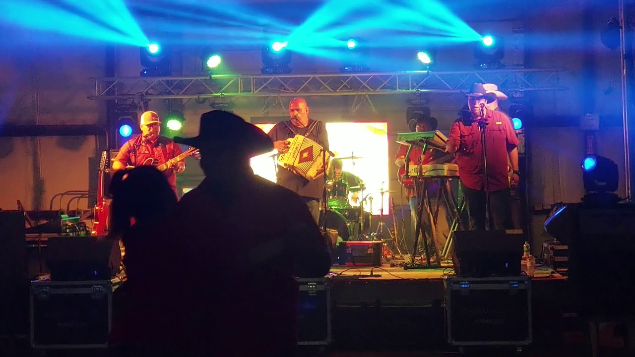 Los Arias - Hometown Boys Poporri - YouTube