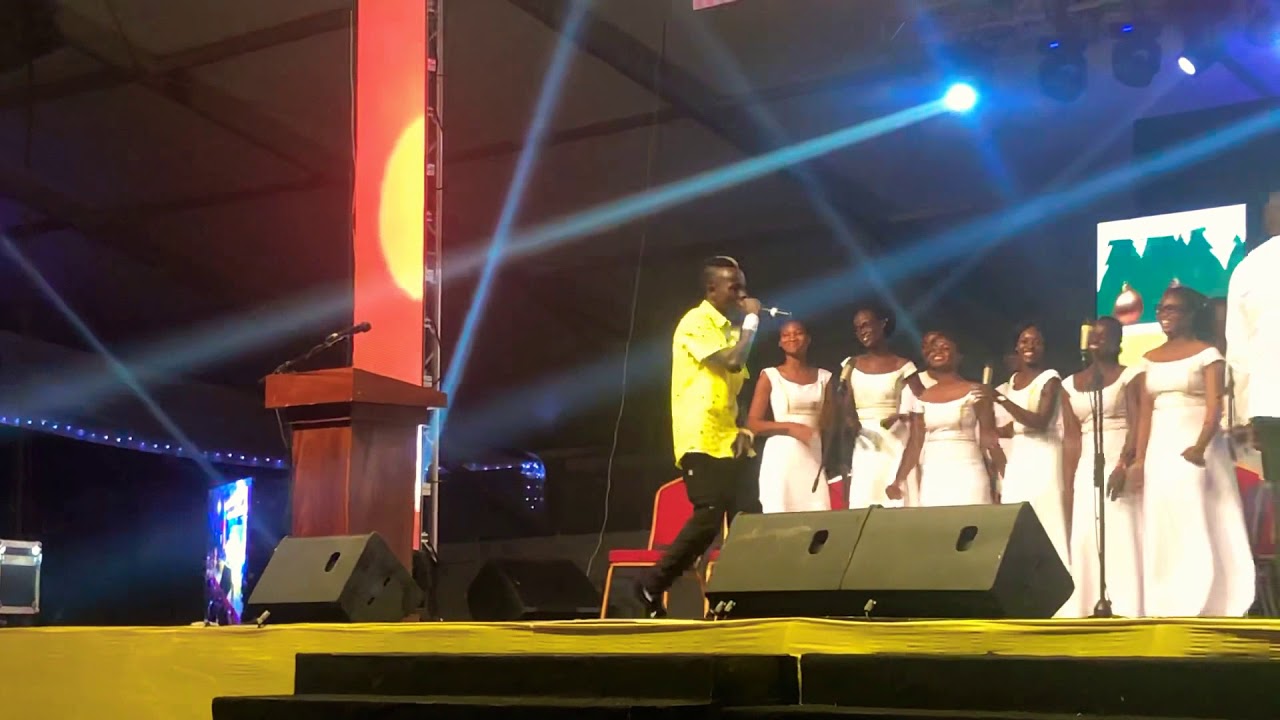 Patapaa leads choir at MTN carols nights - YouTube