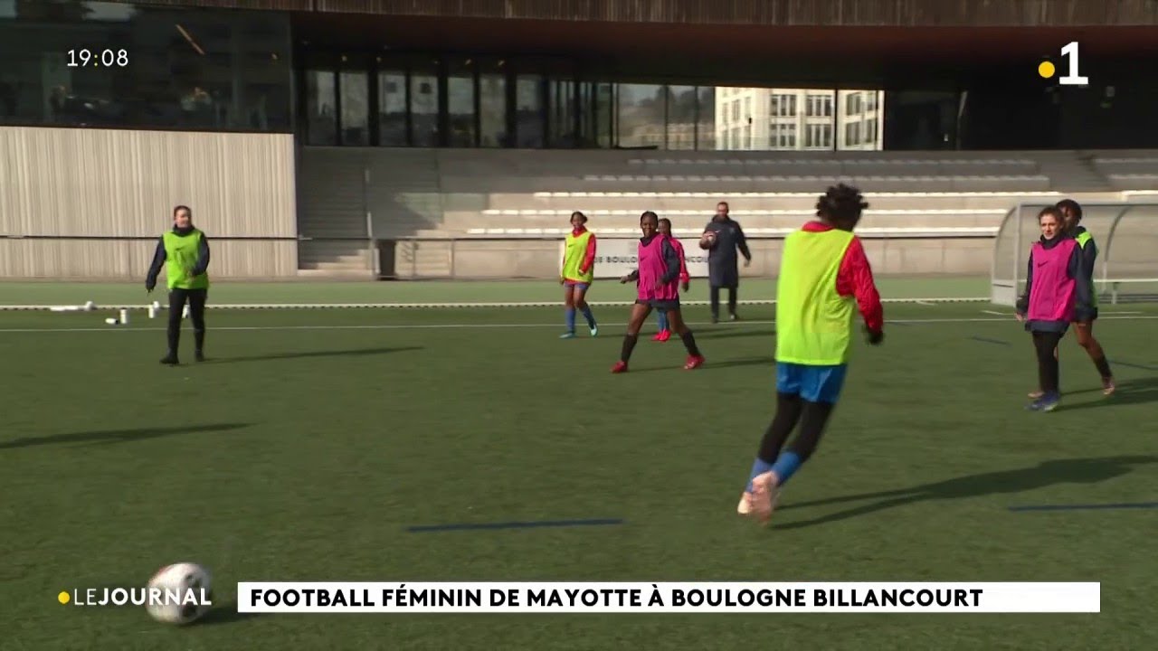 Football féminin de Mayotte à Boulogne Billancourt - YouTube
