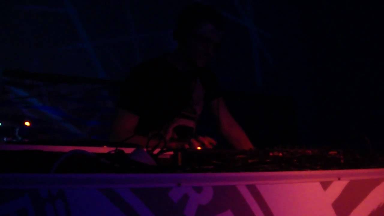 Alin Roman @ Zebra Club Bacau 02.01.2009 - YouTube