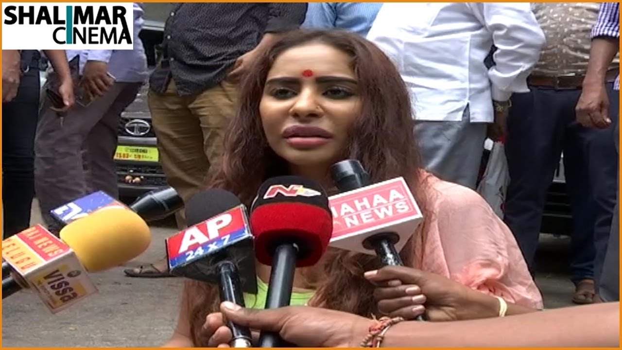 Actress Sri Reddy Protest In Telugu Film Chamber At Hyderabad - YouTube