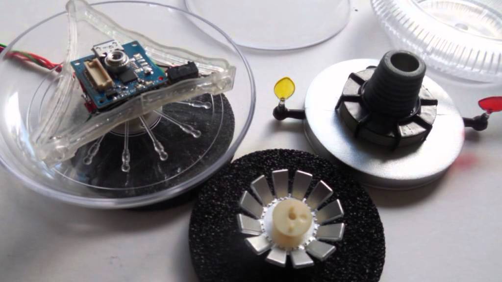 MOEBIUS 'Lost in Space' Robot - YouTube