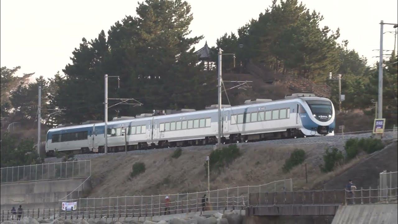 하평해변을 통과하는 강릉행 누리로 열차 - YouTube