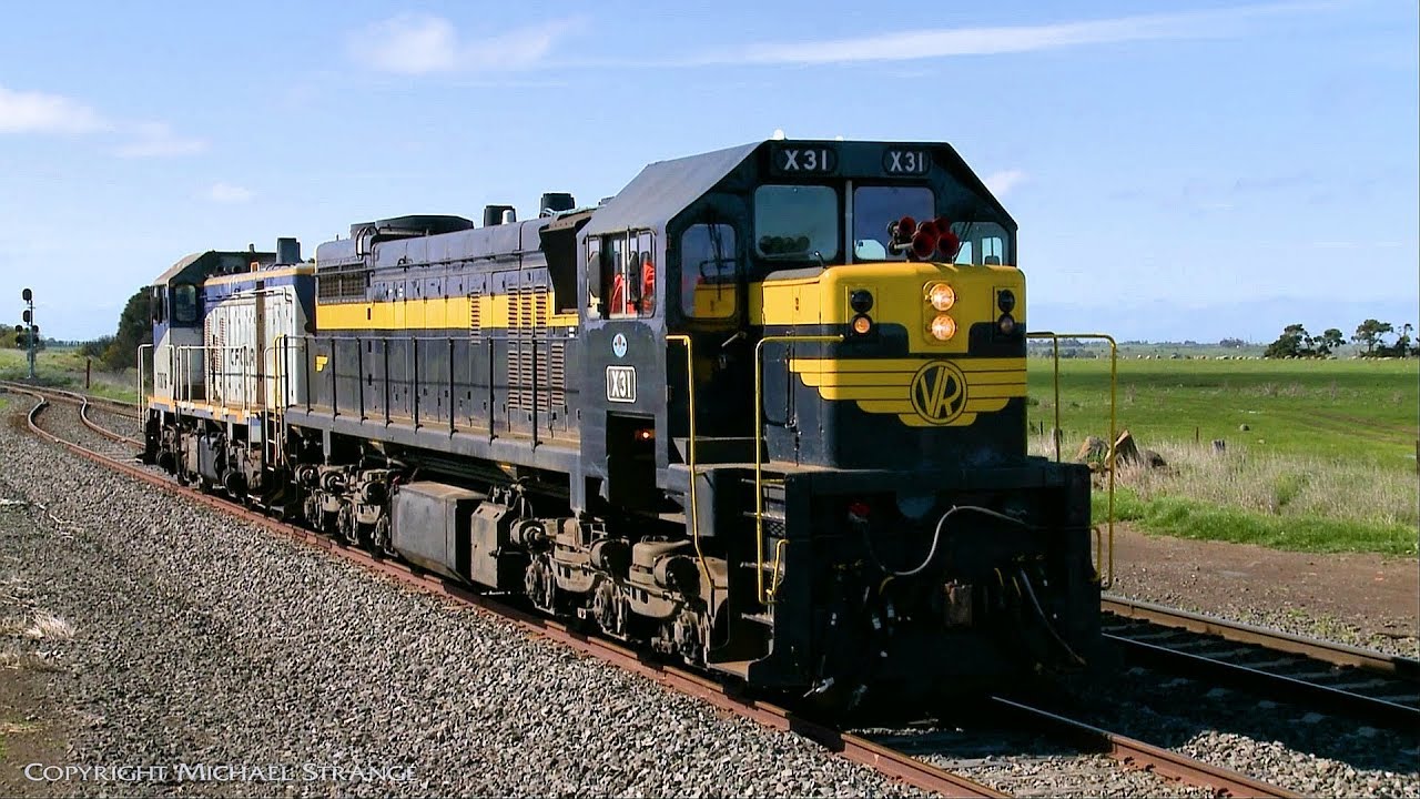 Diesel Locomotives X31 & T376 Light Engines - PoathTV Australian Trains ...