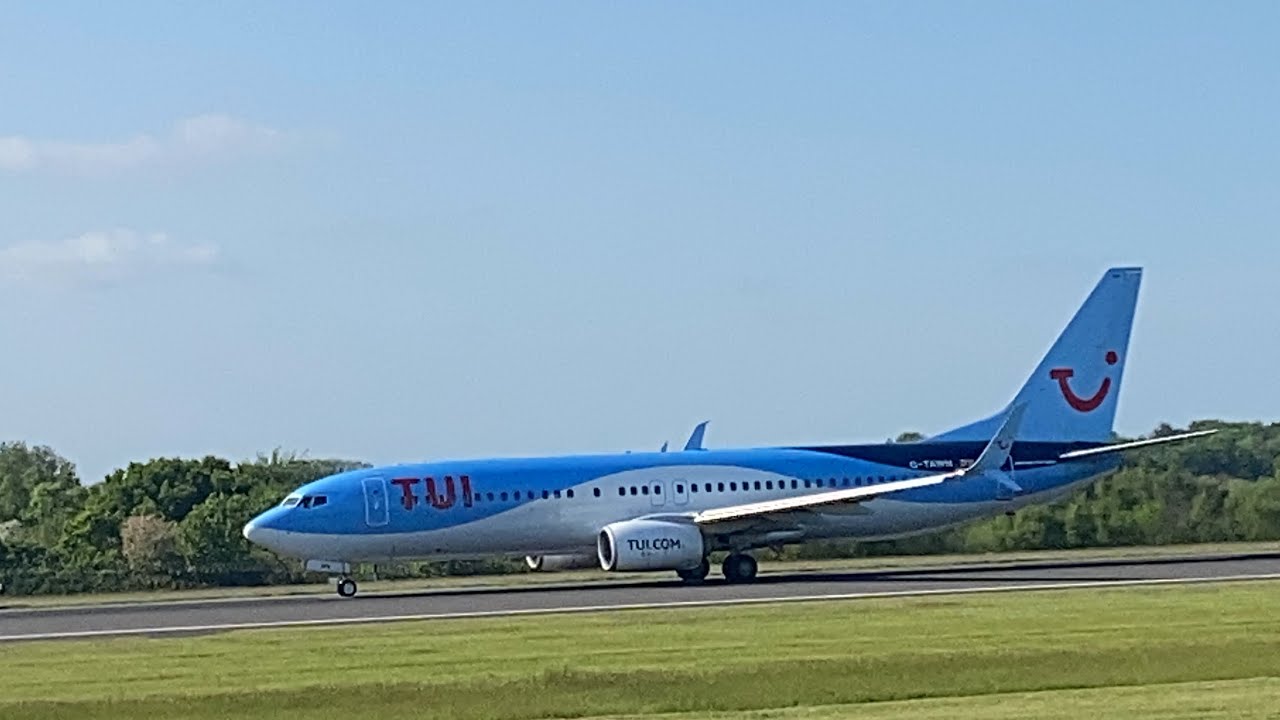 TUI Boeing 737-8K5 takeoff from Manchester Airport - YouTube