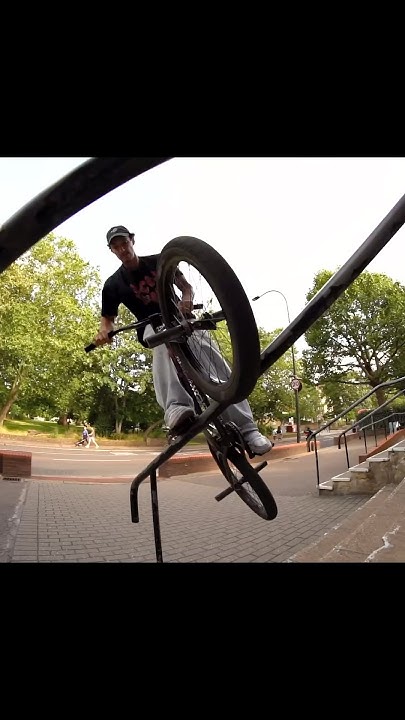 SIMONE BARRACO ENDLESS ZONES RAW BMX CLIPS (2024) #zones #endlessbmxmag #bike - YouTube