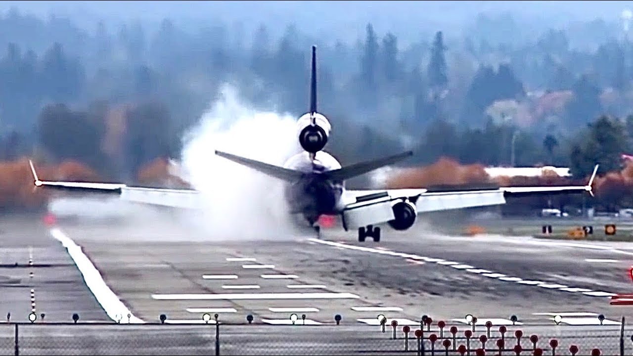 Plane Tire Explodes on Touchdown - YouTube
