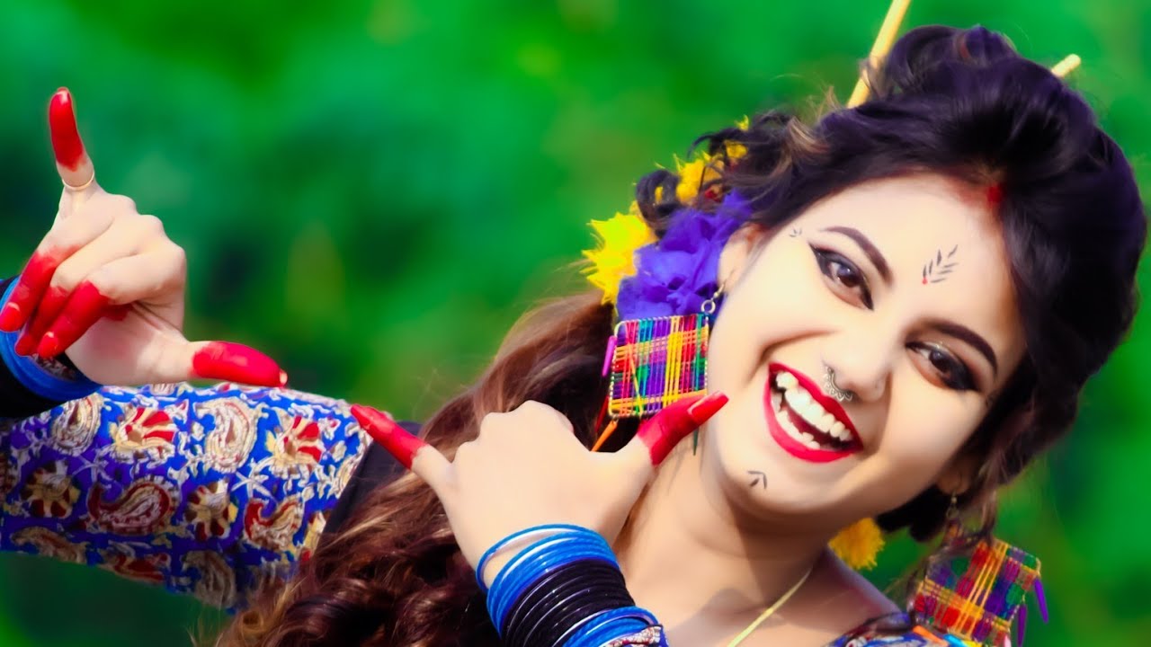 Ekta Kalo Bhromor Gun Gun Dance | Madal Basi Baje Tale Tale | Ekta Kalo ...