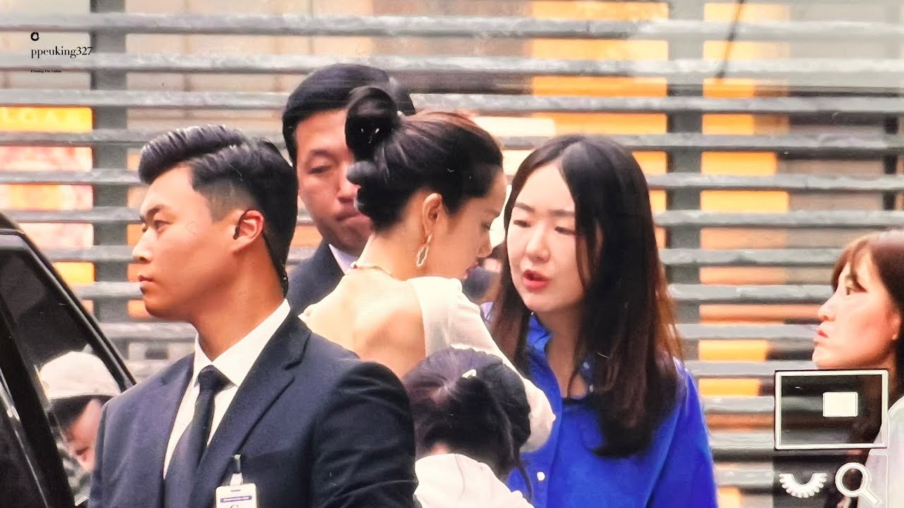BLACKPINK Lisa looks angel in white at Bulgari event in Seoul - YouTube