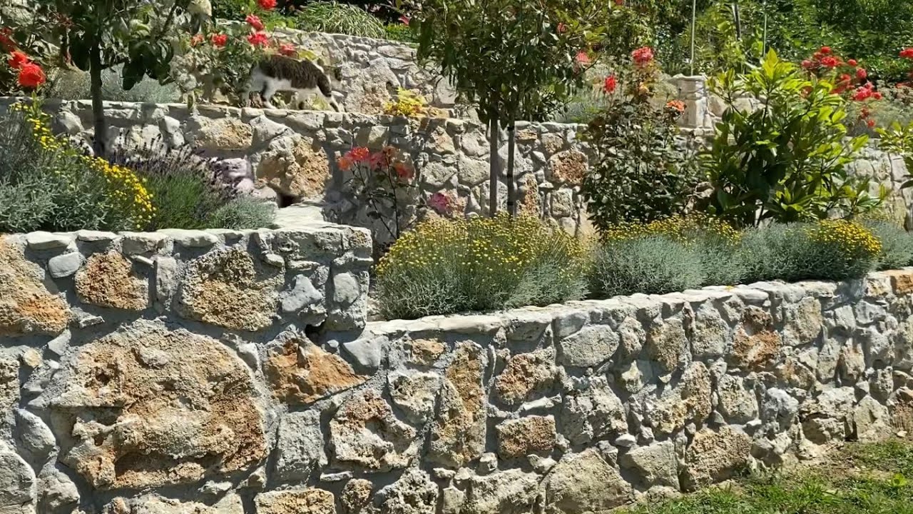 3 etaže kamenih kaskada | Gradnja prirodnim kamenom: 1 godina nakon ...