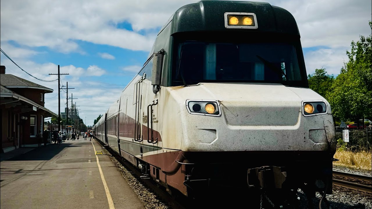 Amtrak Cascade in Eugene Oregon. - YouTube
